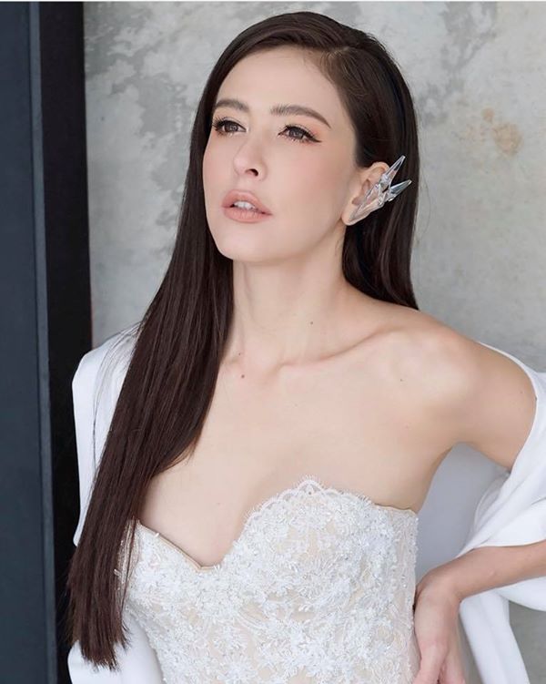 គ្រាន់តែឃើញរ៉ូបមង្គលការ Sririta ២ឈុតនេះ ក៏ដឹងថាអាពាហ៍ពិពាហ៍ នឹងអធិកអធមខ្លាំងដែរ! - Khmerload