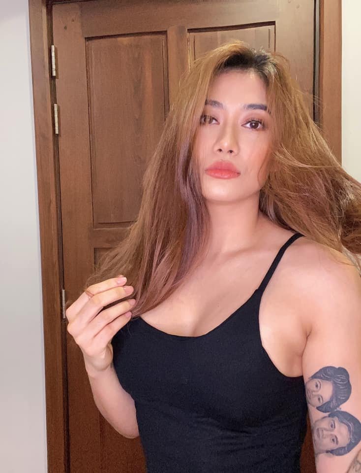 Gym ကစားရင်း သူများတွေနဲ့မတူတဲ့ပုံစံလေးနဲ့ အထာကျကျပို့စ်ပေးပြီး အပြတ