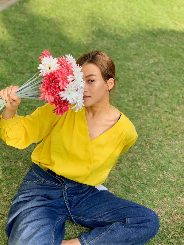 ပန်းပွင့်လေးတွေကိုင်ပြီး ဆွဲဆောင်မှုရှိတဲ့ အကြည့်စူးစူးလေးတွေနဲ့ အထာကျက ...