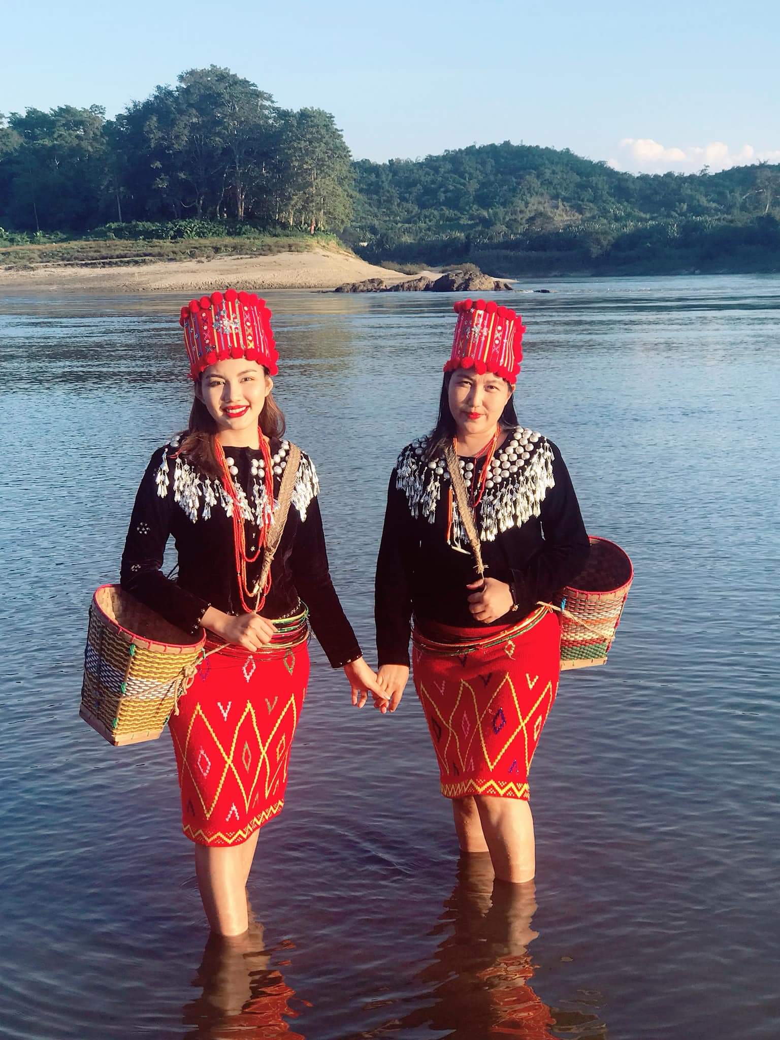 မြစ်ဆုံမှာ ကချင်တိုင်းရင်းသူလေးတွေအဖြစ် ထင်မှားသွားအောင် အမြင်အာရုံတ