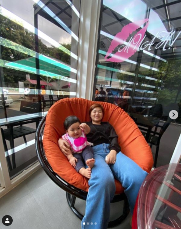 ချစ်ဇနီးရဲ့ရှုတင်ကို စိတ်ရှည်လက်ရှည်လိုက်စောင့်ပေးနေပြီး ဗီဒီယိုလေးရိုက်ကာ ချစ်မဝဖြစ်နေတဲ့ ...