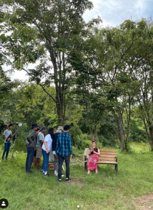 ချစ်ဇနီးရဲ့ရှုတင်ကို စိတ်ရှည်လက်ရှည်လိုက်စောင့်ပေးနေပြီး ဗီဒီယိုလေးရိုက