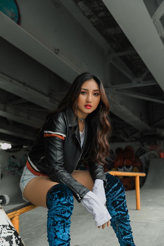 ညဝတ်အင်္ကျီလေးဝတ်ကာ အသည်းယားစရာအမူအရာလေးတွေ မျိုးစုံလုပ်ပြနေတဲ့ M Seng Lu ရဲ့ ဗီဒီယိုဖိုင်လေး ...