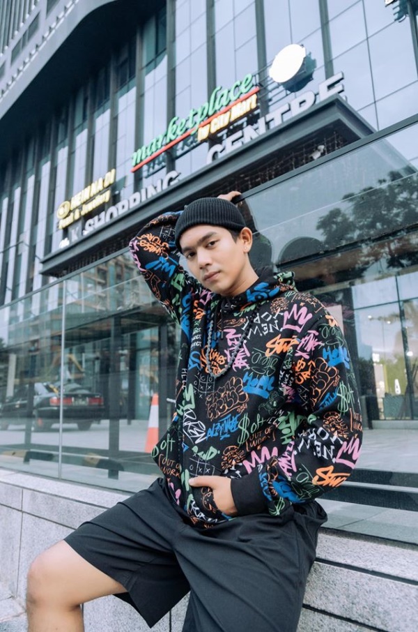 ခါတိုင်းနဲ့မတူပဲ အထာကျကျမိမိုက်နေတဲ့ ပုံလေးတွေတင်ကာ နှုတ်ခမ်းနီမလေးတွေရဲ့ အကြည့်ကိုဖမ်းစားလိုက်ပ ...