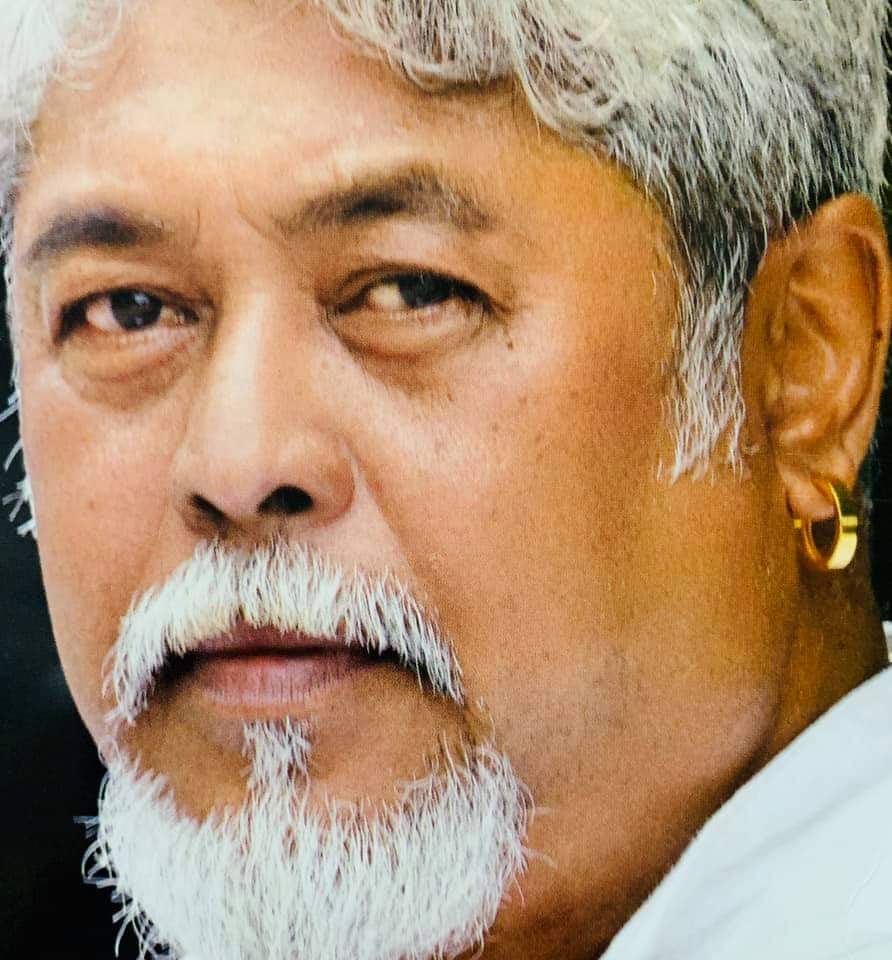 သူ့လိုပဲဆံပင်ရှည်ရှည်နဲ့ ချောမောခန့်ညားနေတဲ့ မြေးကြီးရဲ့ပုံရိပ်လေးကို ...