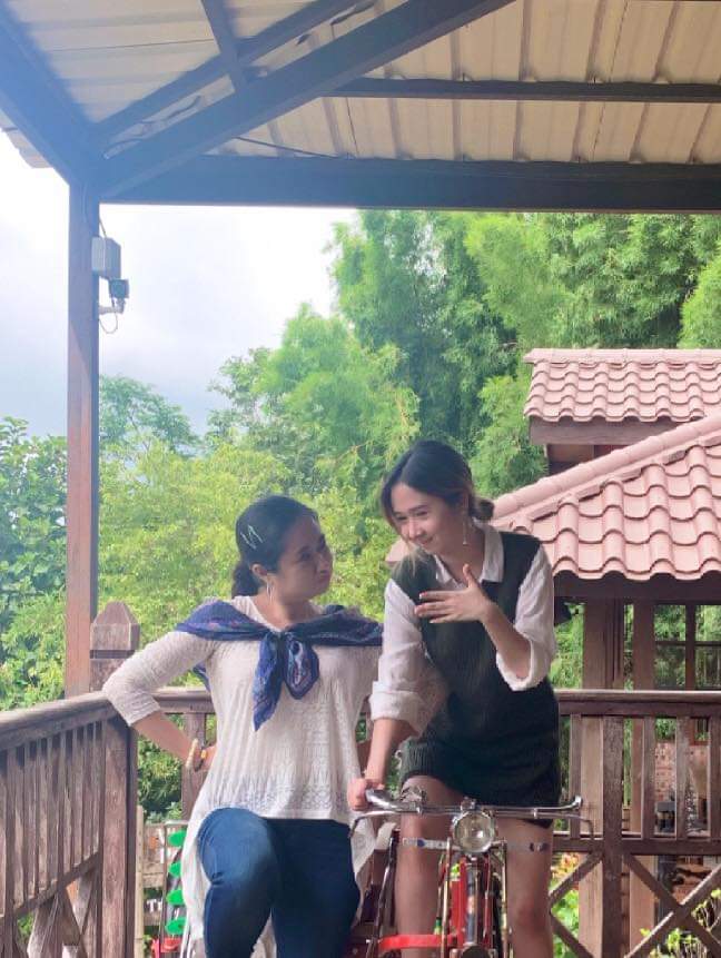 မေမေ့ကိုအဖော်လုပ်ပေးပြီး အိမ်နားကဘုရားကိုသွားကာ ကုသိုလ်ကောင်းမှူတ ...