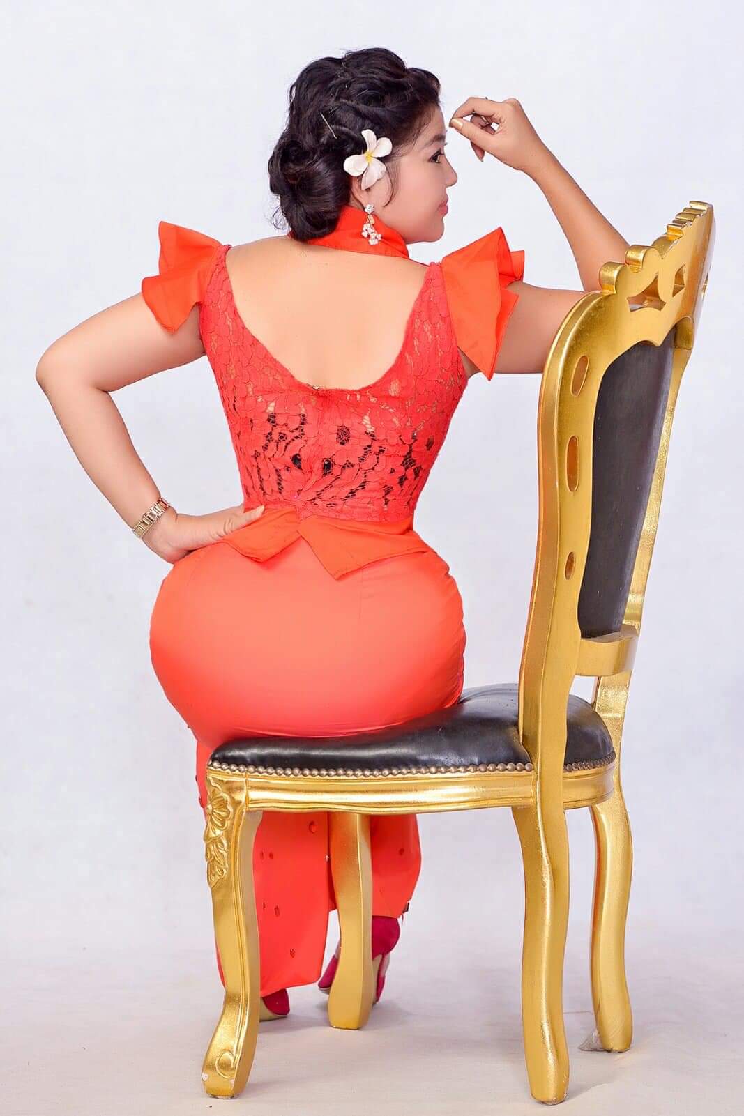 ဆွဲဆောင်မှုအပြည့်ရှိတဲ့ ခန္ဓာကိုယ်လေးကို ပိုင်ဆိုင်ထားလို့ ဖက်ရှင်တိုင်းနဲ့လိုက်ဖက်ပြီး အမြဲလ ...