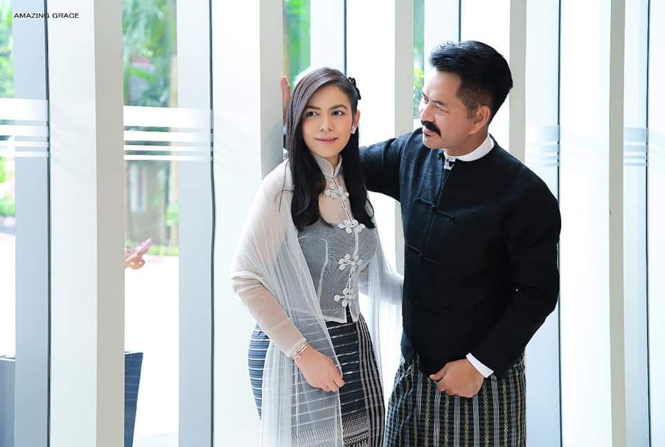 ကြည့်လေလှလေဖြစ်နေတဲ့ ချစ်ဇနီးချောလေးရဲ့မျက်နှာကိုတစိမ့်စိမ့်ကြည့်ပြီး ခ
